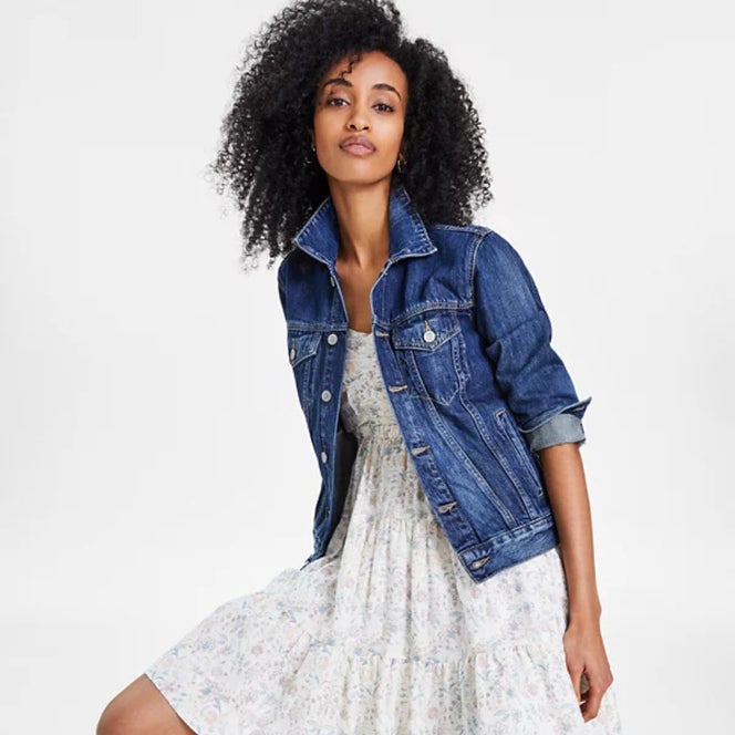 11 Jean Jacket Outfits That Are Stylish Year After Year