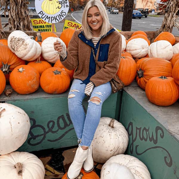 12 Pumpkin Patch Outfit Ideas That Are Comfortable & Instagram-Ready